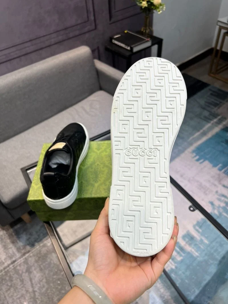 Accurate model Gucci Low Shoes