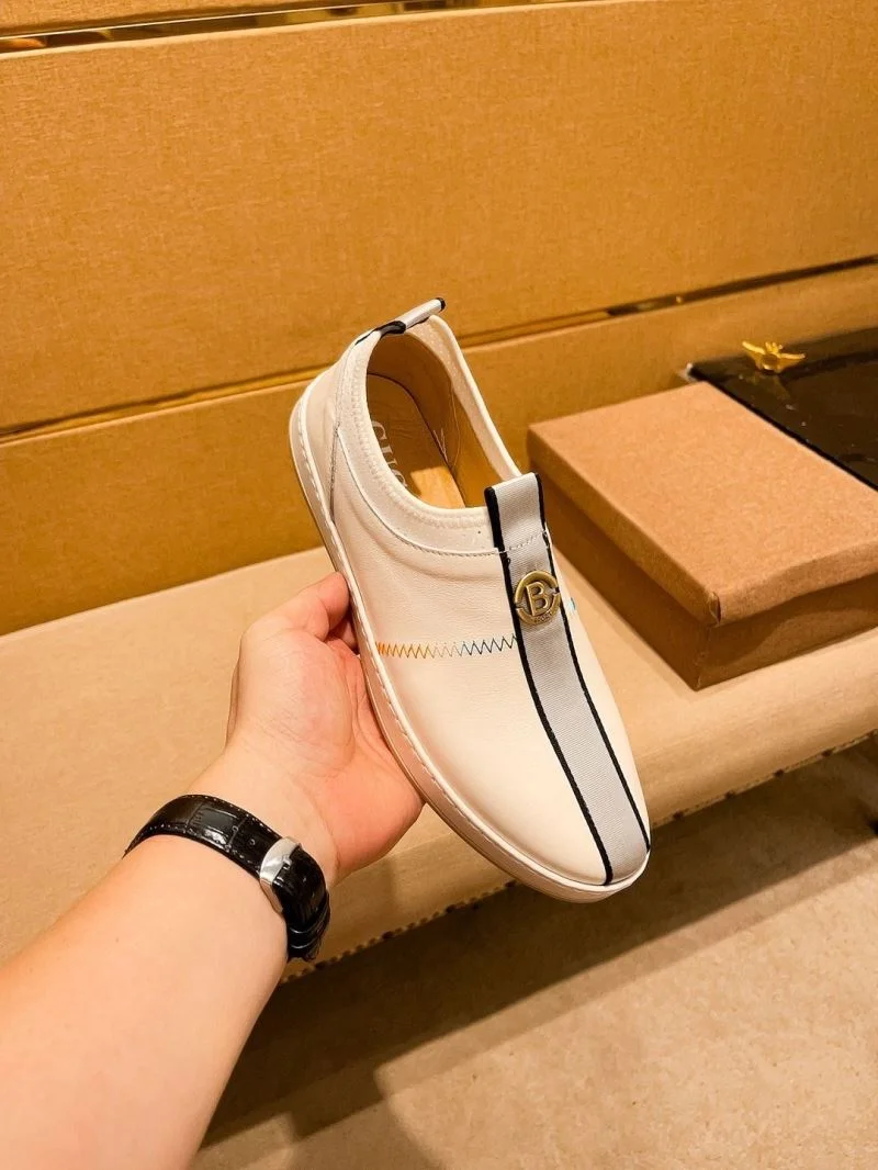 Accurate model Gucci Low Shoes