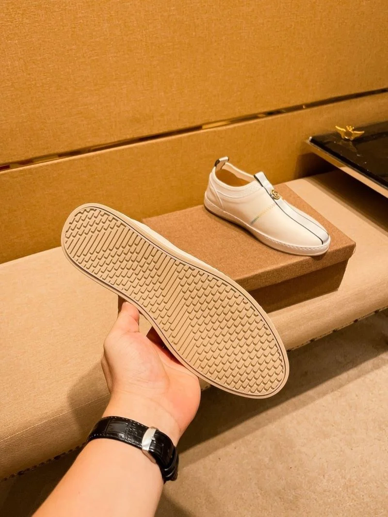 Accurate model Gucci Low Shoes