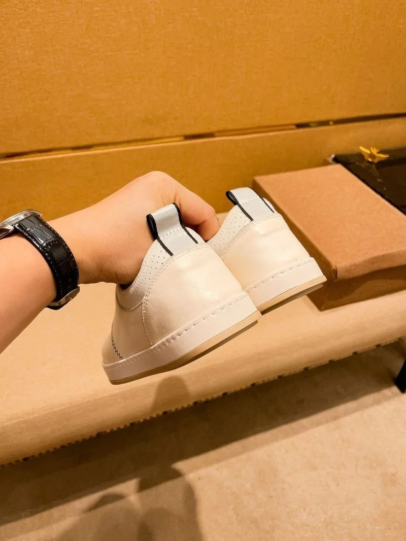 Accurate model Gucci Low Shoes