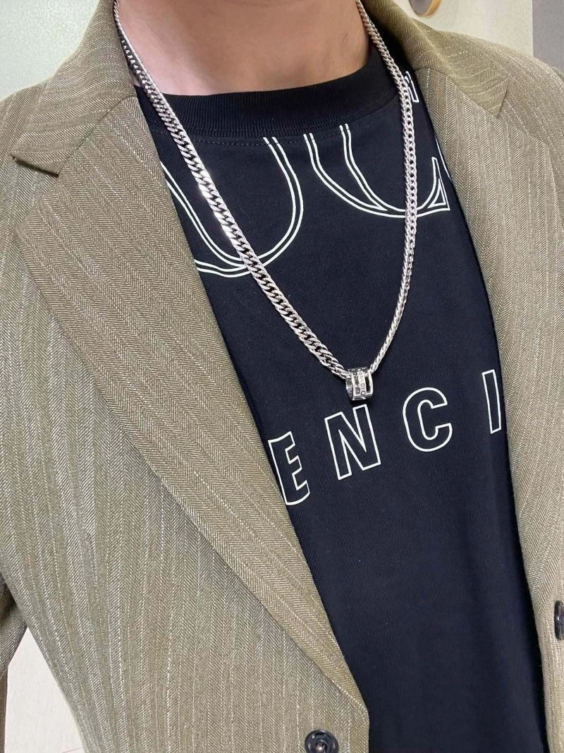 Indistinguishable Gucci Necklaces