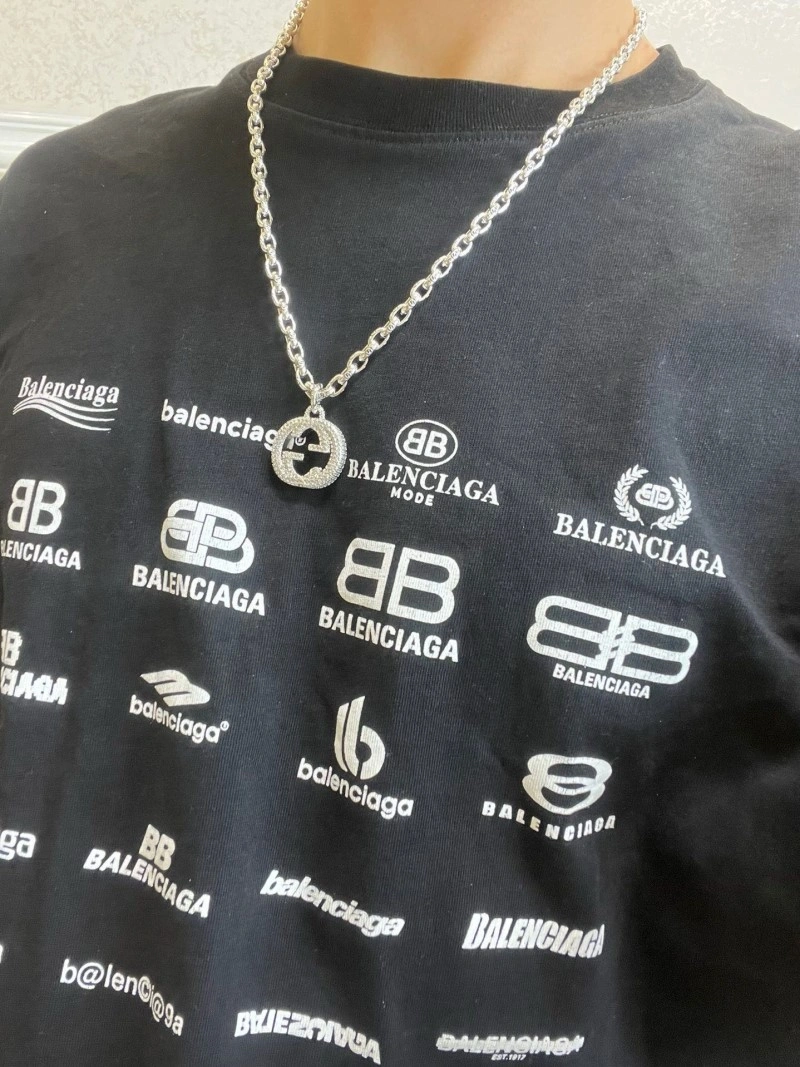 Indistinguishable Gucci Necklaces