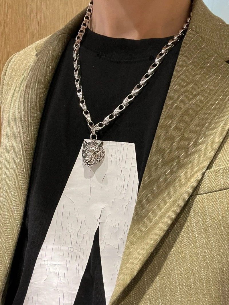 Indistinguishable Gucci Necklaces
