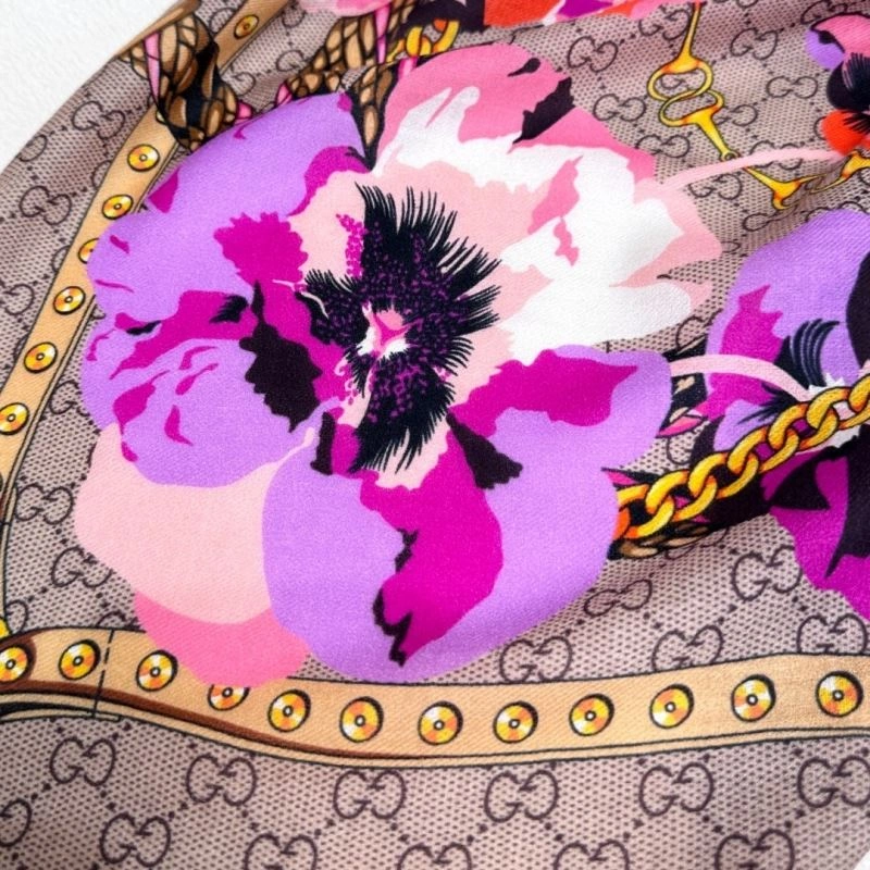 Top mirror Gucci Scarf
