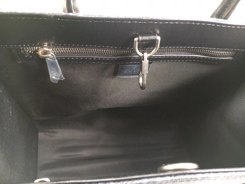 Indistinguishable Gucci Shopping Bags
