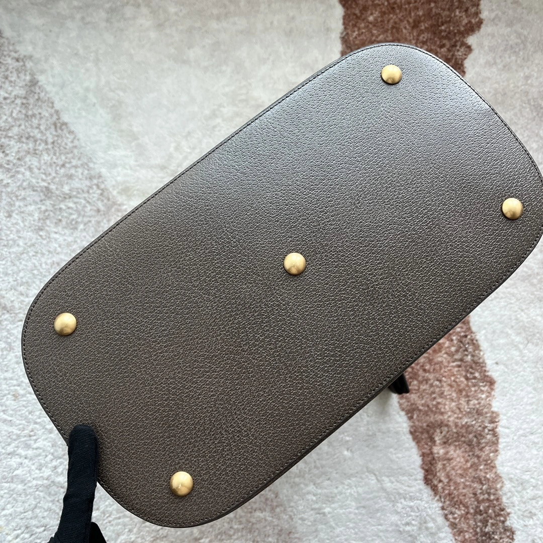 Indistinguishable Gucci Shopping Bags
