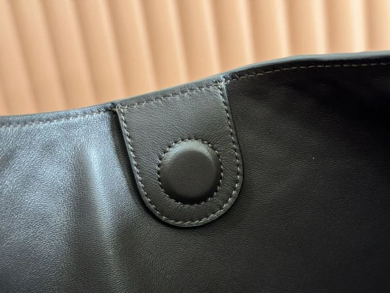 Brand-authenticated Gucci Shopping Bags