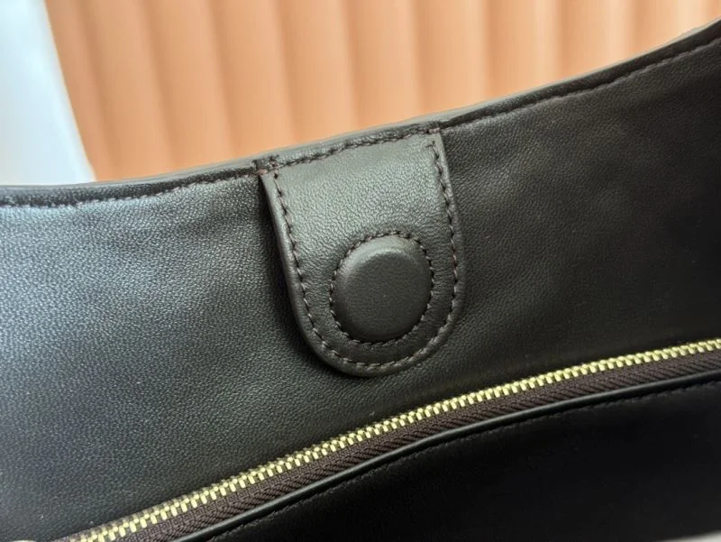 Brand-authenticated Gucci Shopping Bags