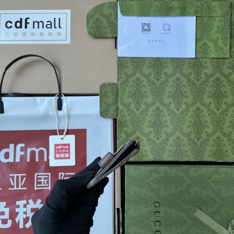Indistinguishable Gucci Wallets Purse