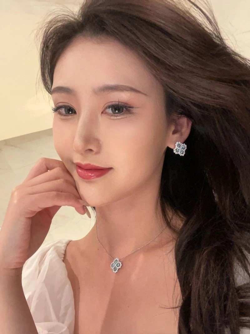 Brand-authenticated Harry Winston Earrings