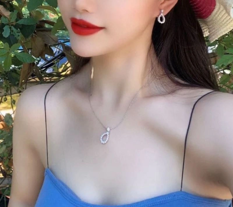 Indistinguishable Harry Winston Necklaces