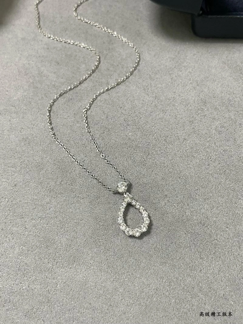 Indistinguishable Harry Winston Necklaces