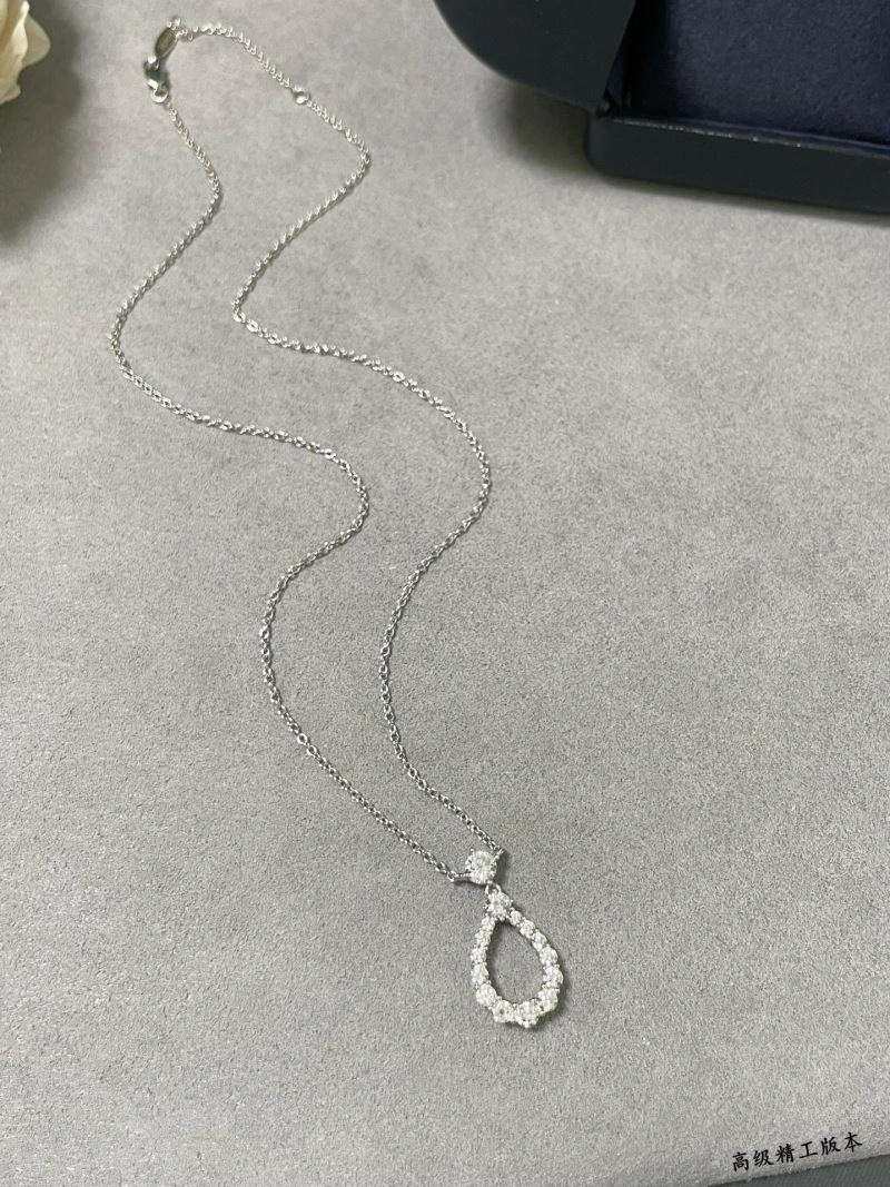 Indistinguishable Harry Winston Necklaces