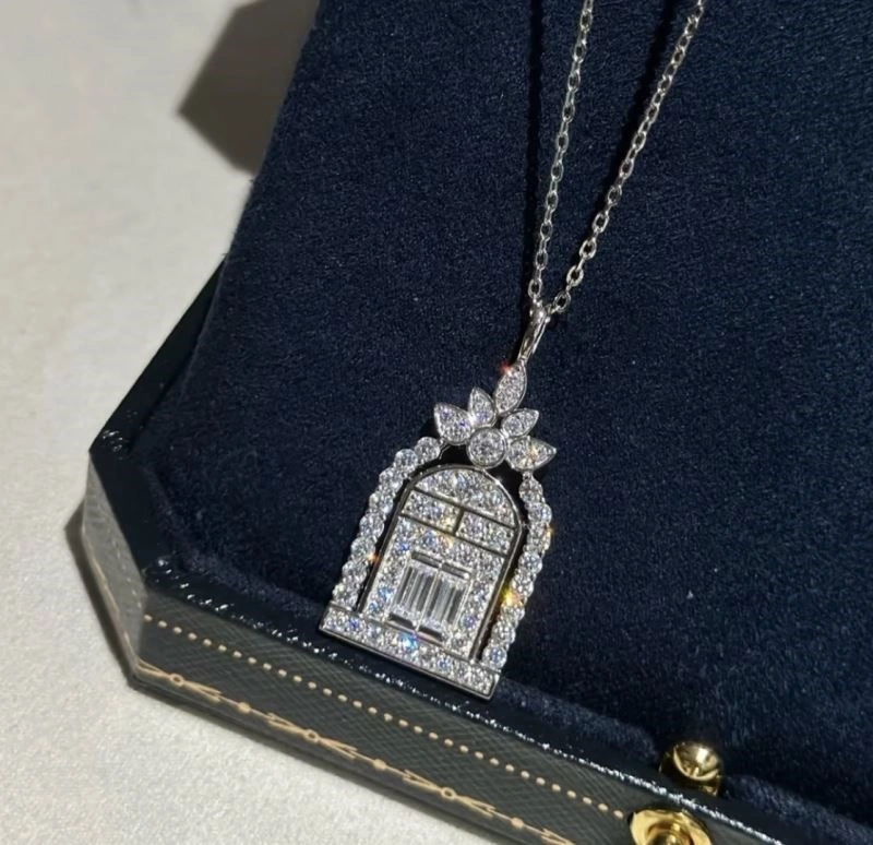 Cut-rate Harry Winston Necklaces