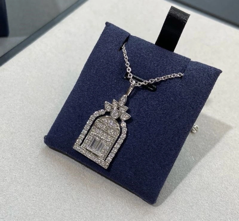 Cut-rate Harry Winston Necklaces