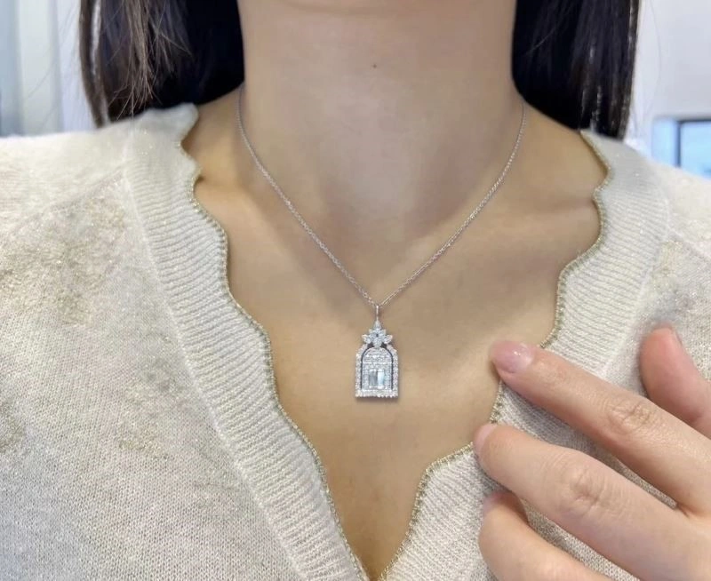 Cut-rate Harry Winston Necklaces