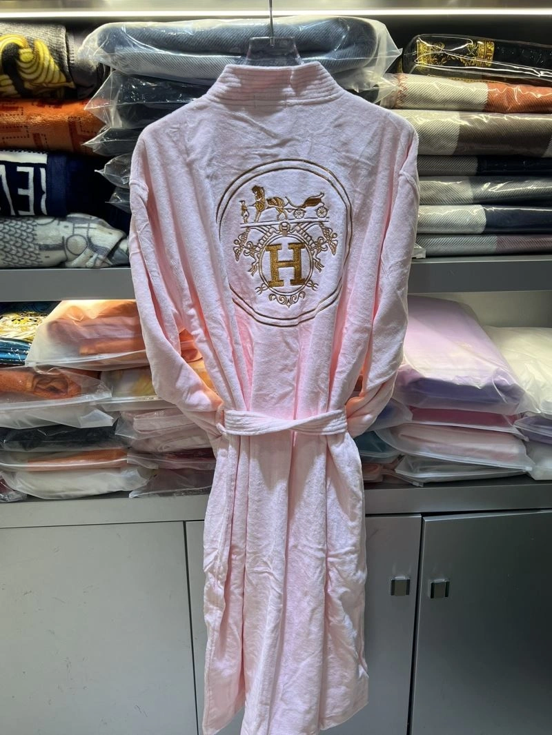 Accurate model Hermes Bathrobe