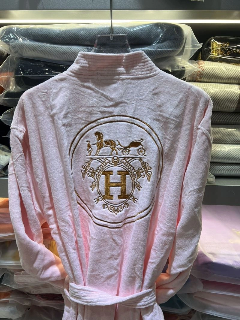 Accurate model Hermes Bathrobe