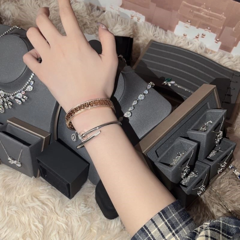 Indistinguishable Hermes Bracelets