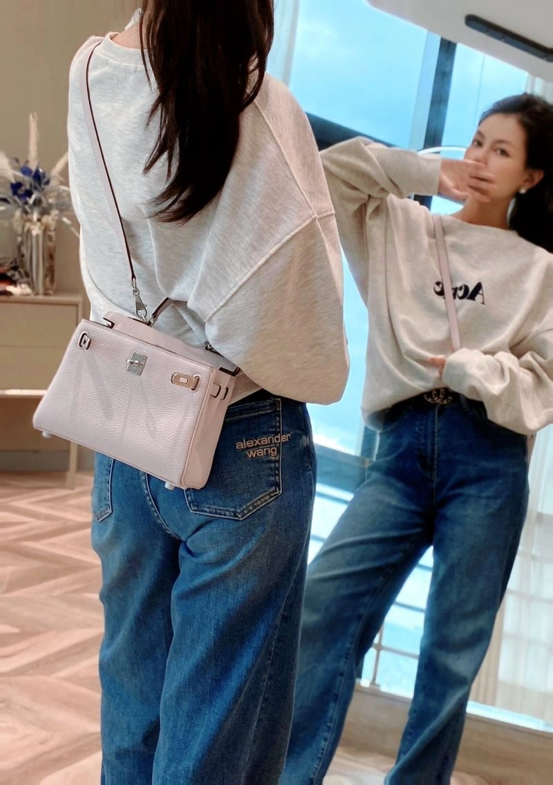 Indistinguishable Hermes Kelly Bags