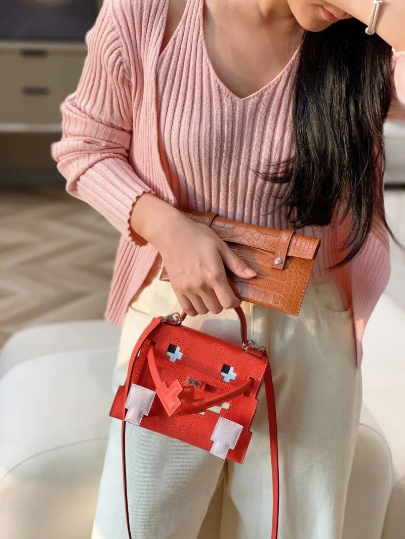 Indistinguishable Hermes Kelly Bags
