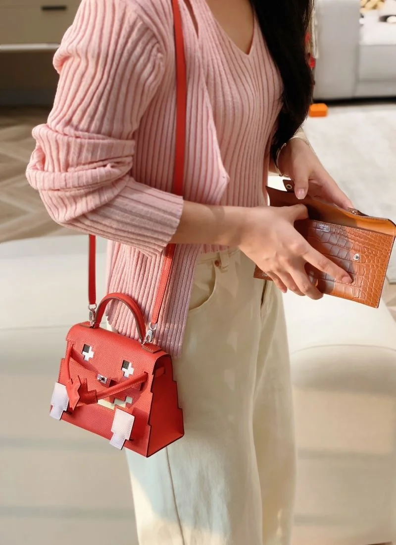 Indistinguishable Hermes Kelly Bags