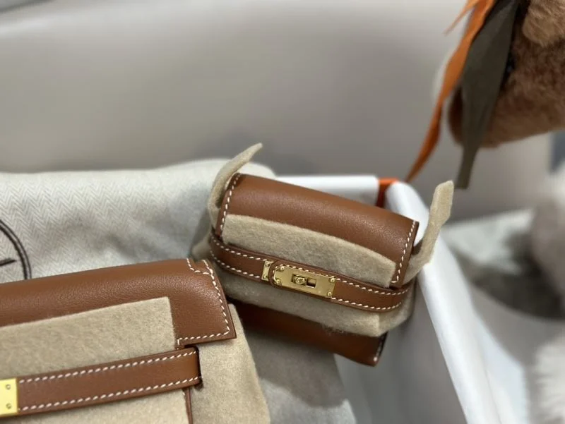 Indistinguishable Hermes Kelly Bags