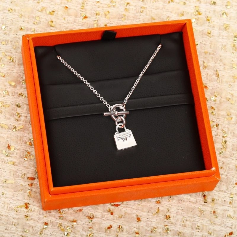 Low-cost Hermes Necklaces