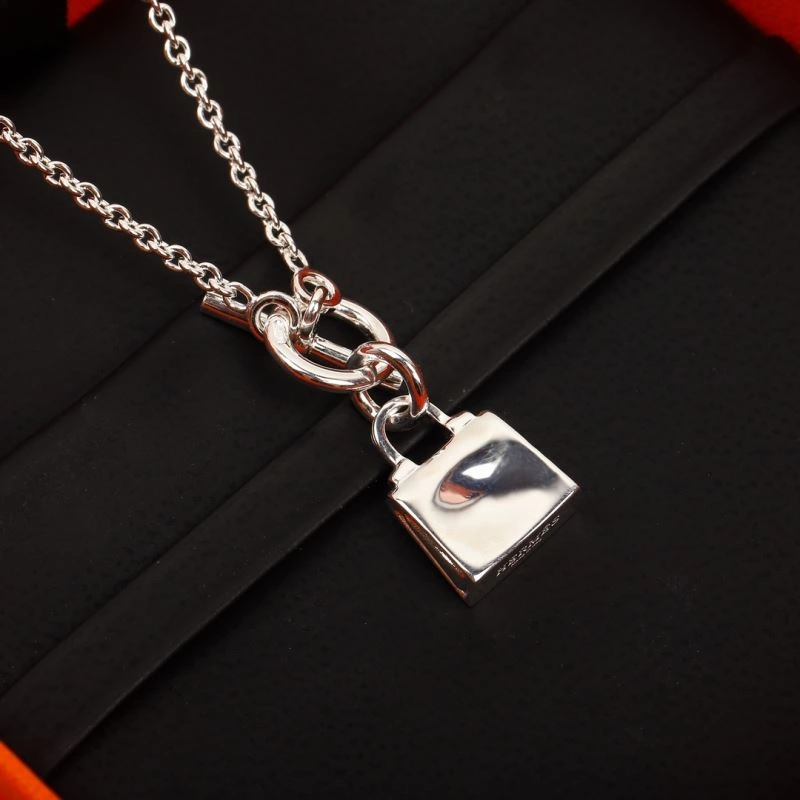Low-cost Hermes Necklaces