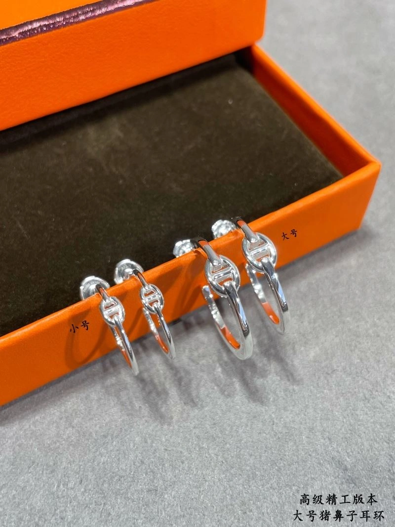 Indistinguishable Hermes Necklaces