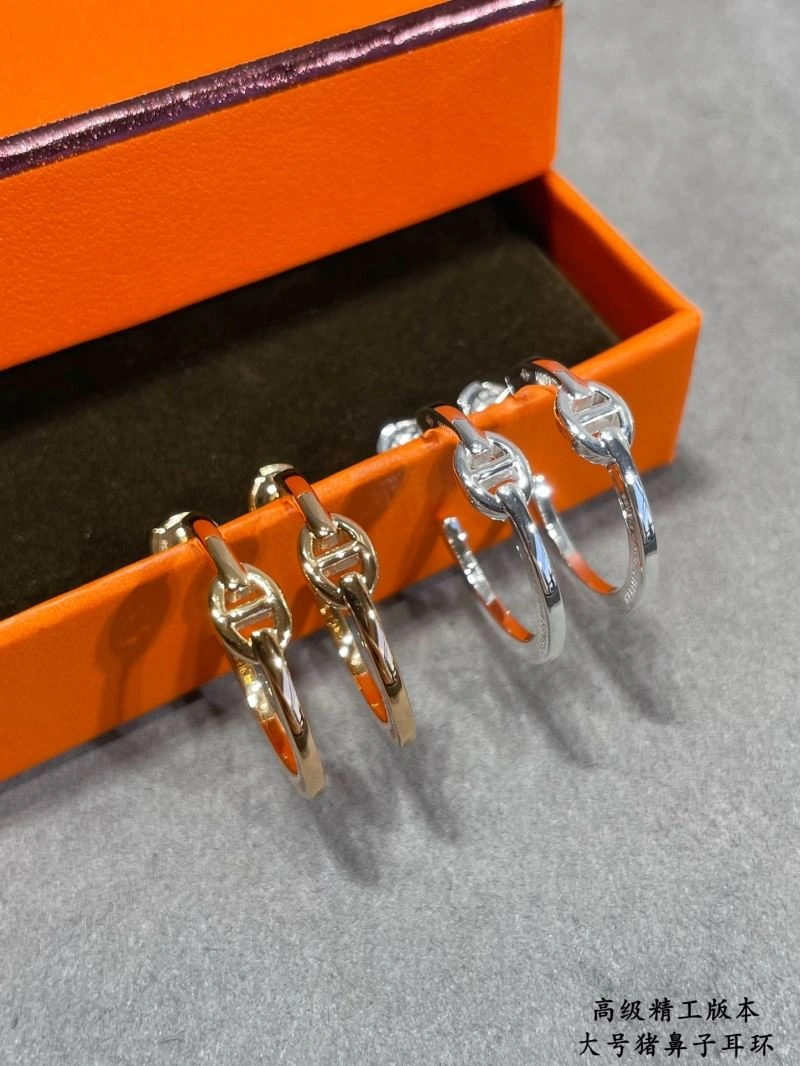 Indistinguishable Hermes Necklaces