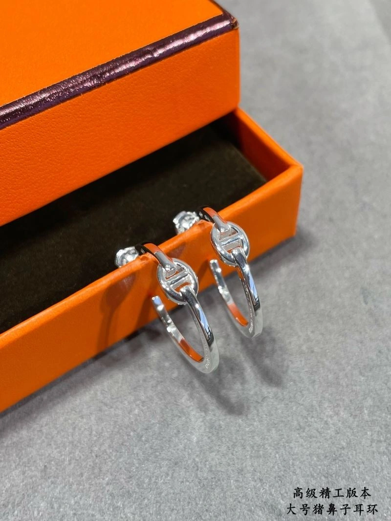 Indistinguishable Hermes Necklaces