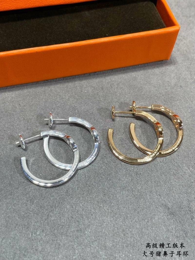 Indistinguishable Hermes Necklaces