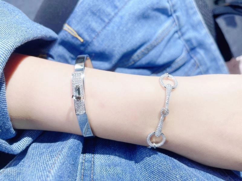 Indistinguishable Hermes Necklaces