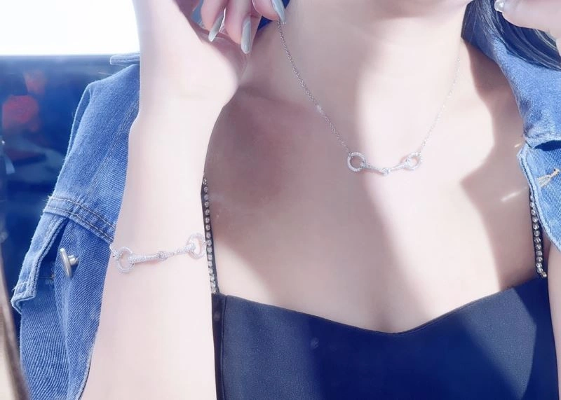 Indistinguishable Hermes Necklaces