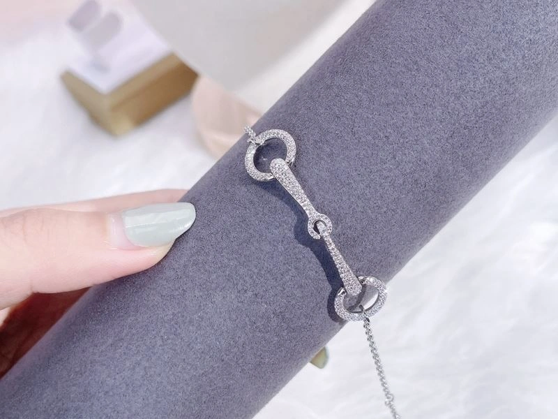 Indistinguishable Hermes Necklaces