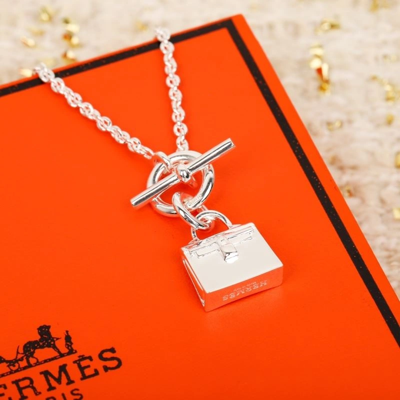 Low-cost Hermes Necklaces