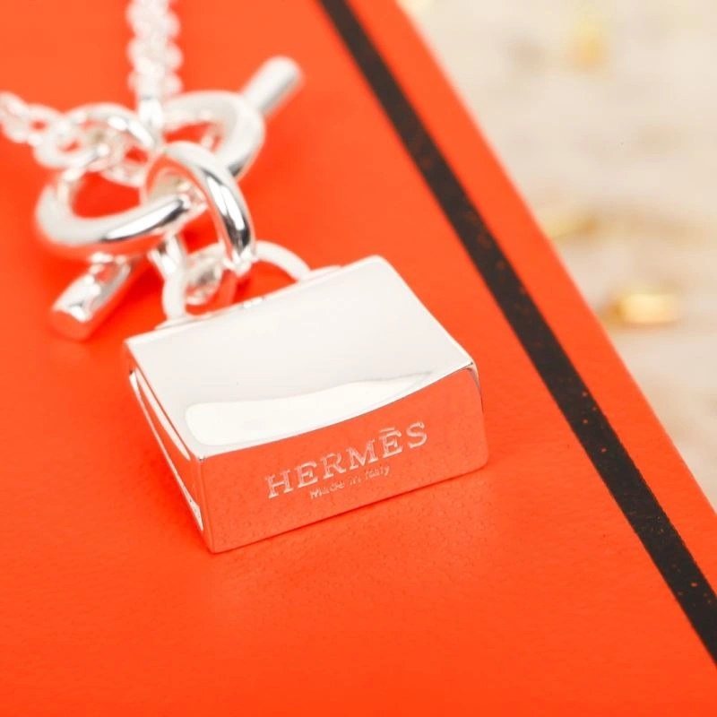 Low-cost Hermes Necklaces