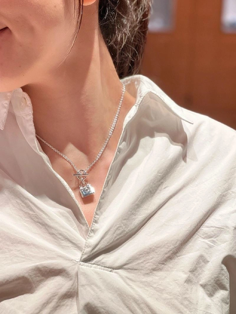 Low-cost Hermes Necklaces