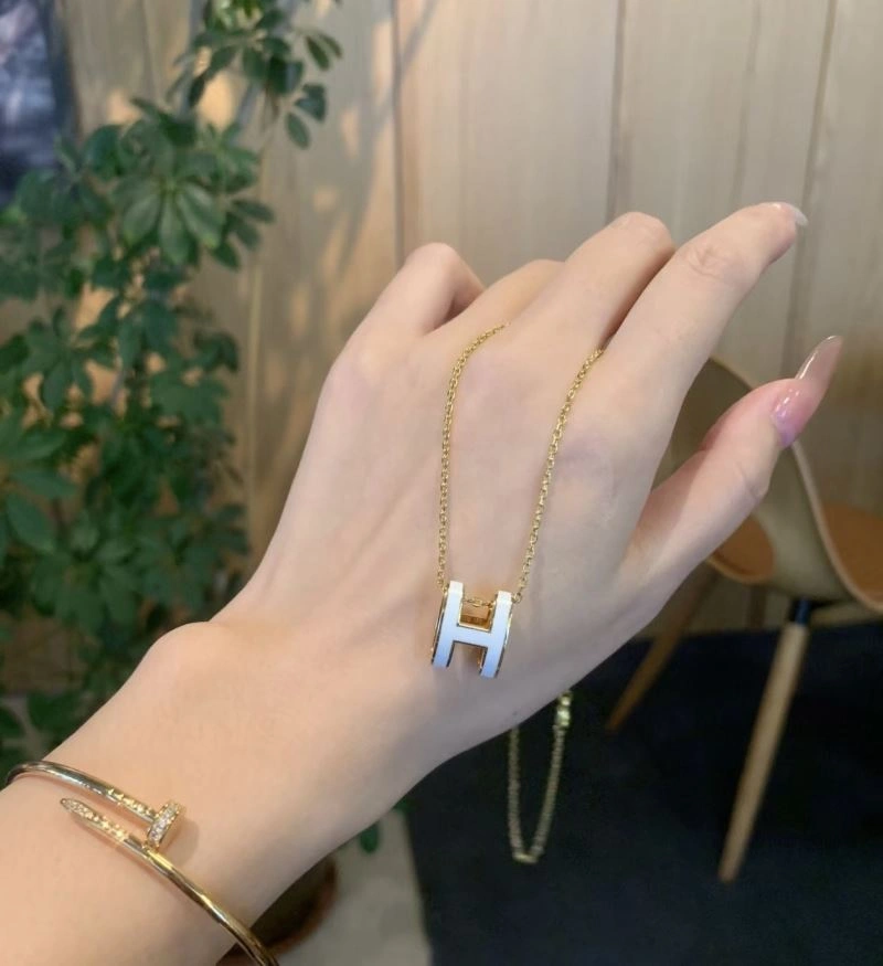 Low-cost Hermes Necklaces