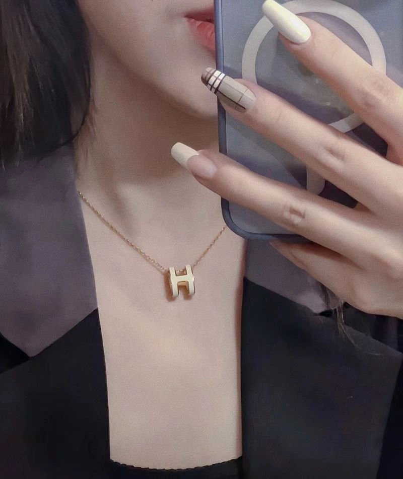 Low-cost Hermes Necklaces