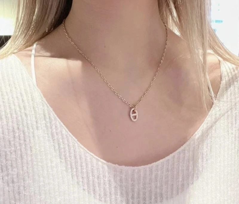 Indistinguishable Hermes Necklaces