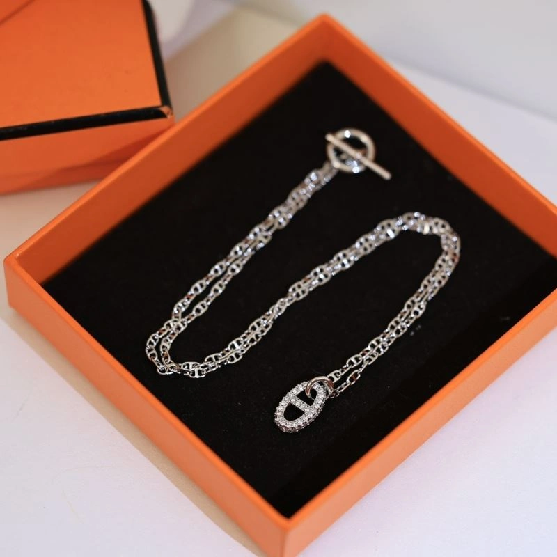Indistinguishable Hermes Necklaces