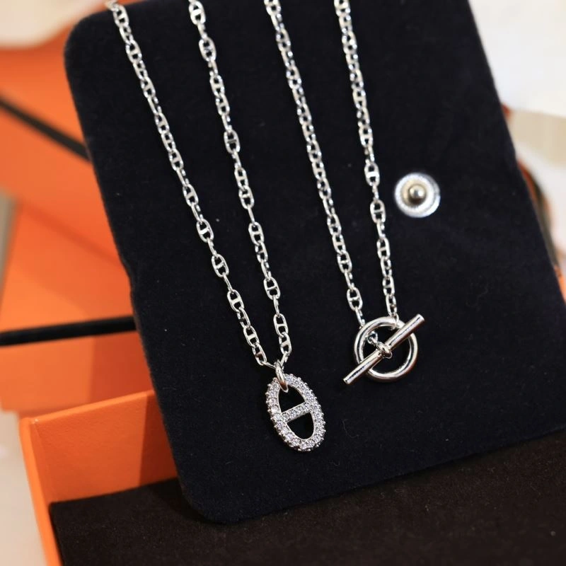 Indistinguishable Hermes Necklaces