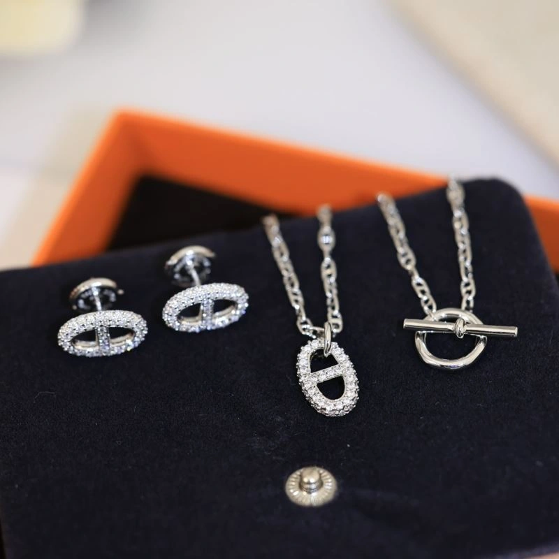 Indistinguishable Hermes Necklaces