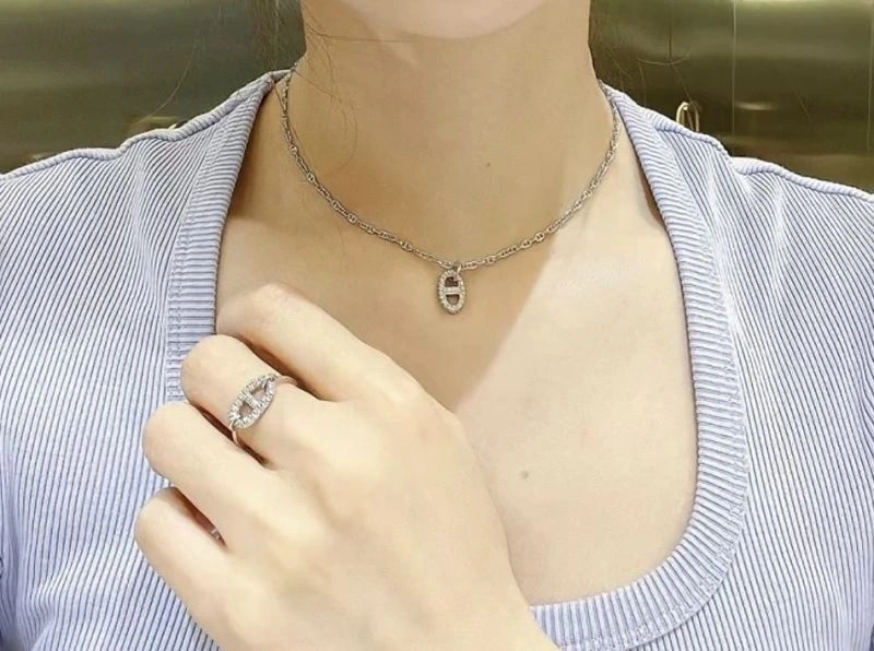 Indistinguishable Hermes Necklaces