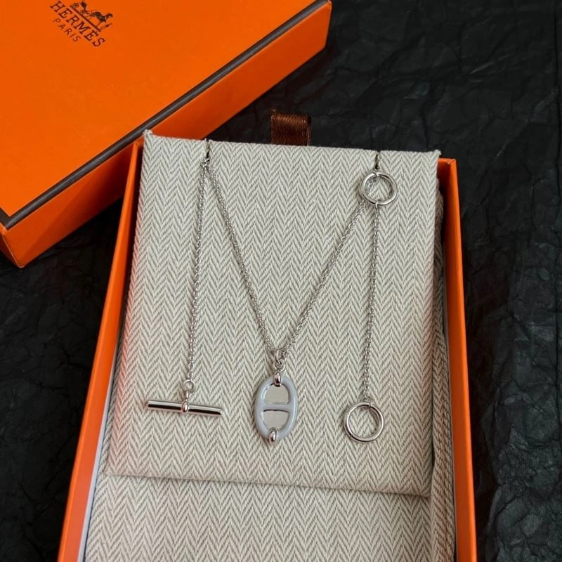 Indistinguishable Hermes Necklaces