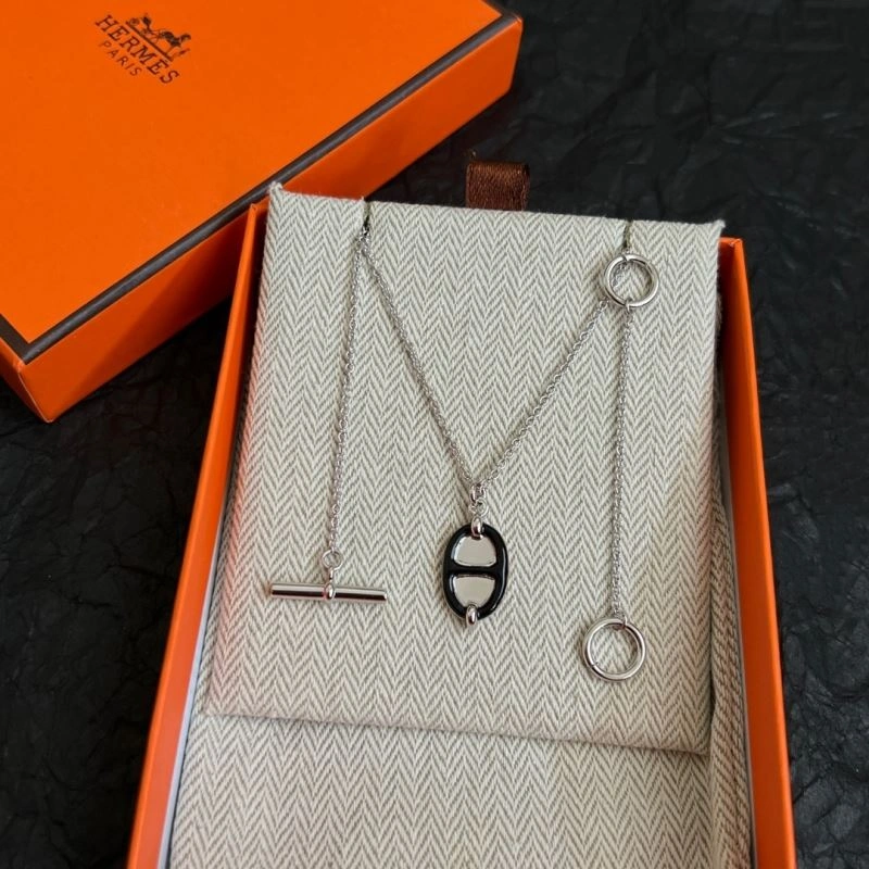 Indistinguishable Hermes Necklaces