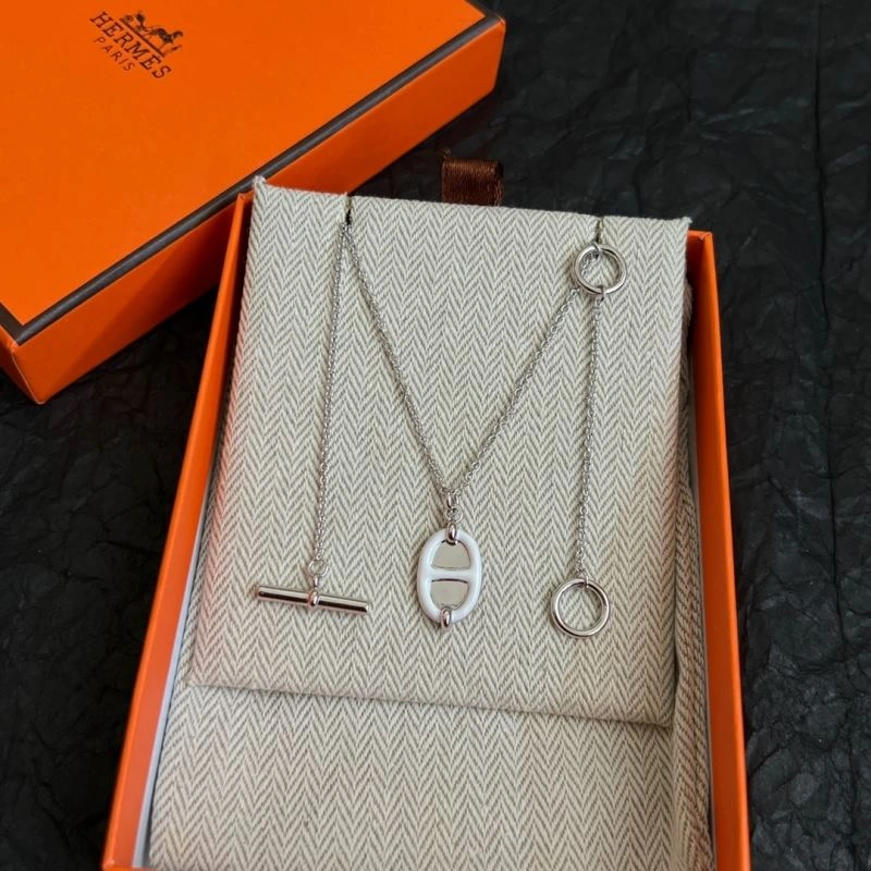 Indistinguishable Hermes Necklaces
