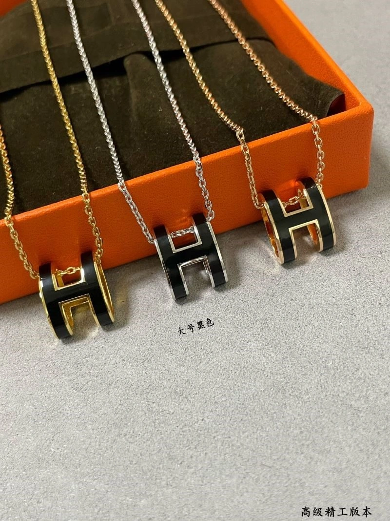 Indistinguishable Hermes Necklaces